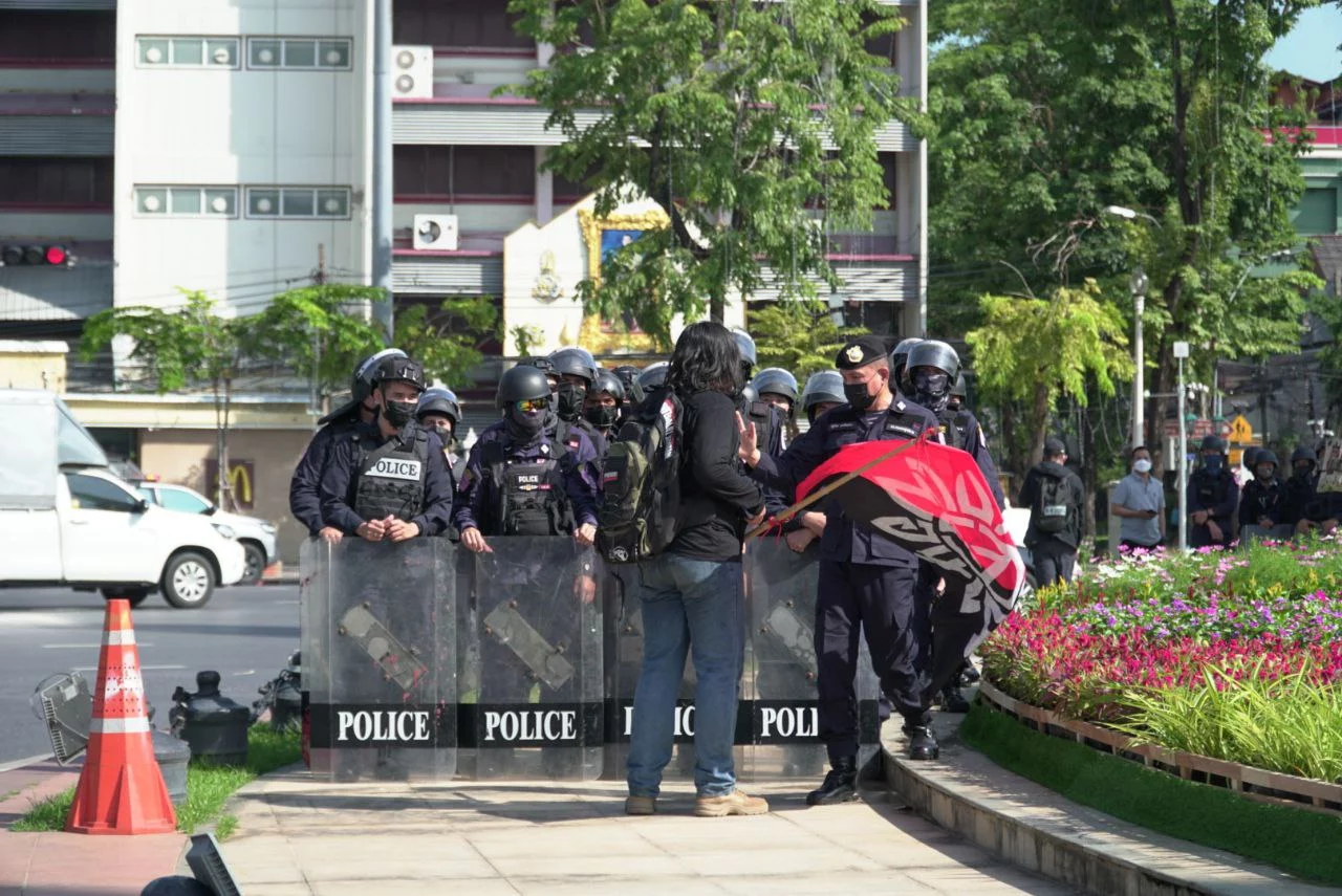 #ราษฎรหยุดAPEC2022 เริ่มเคลื่อนไหว คฝ.กระชับพื้นที่ - Lanner