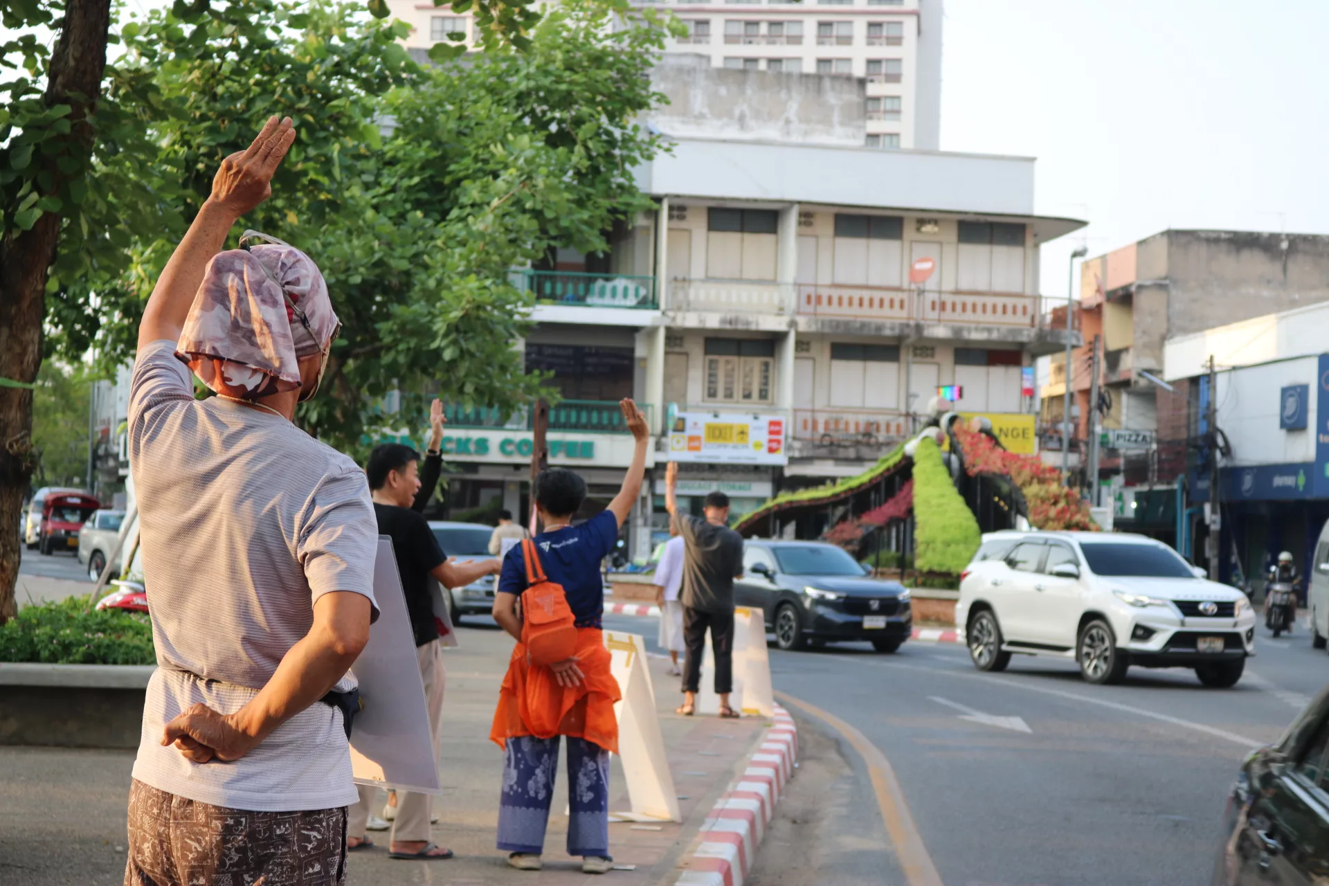 เลือกตั้งจบแล้ว แต่ยังมีคนไร้สิทธิประกันตัว กลับมาอีกครั้ง ยืนหยุดขัง ...