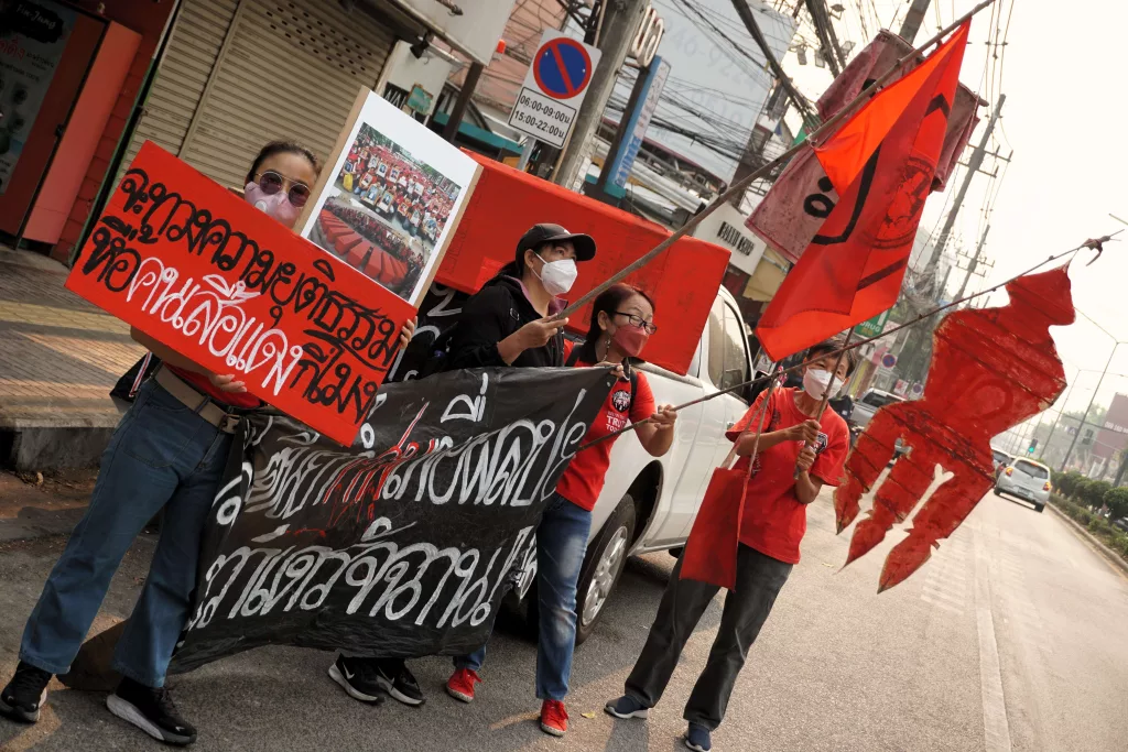 ’เสื้อแดงเชียงใหม่’ ถามทักษิณจะทวงความยุติธรรมกี่โมง - Lanner