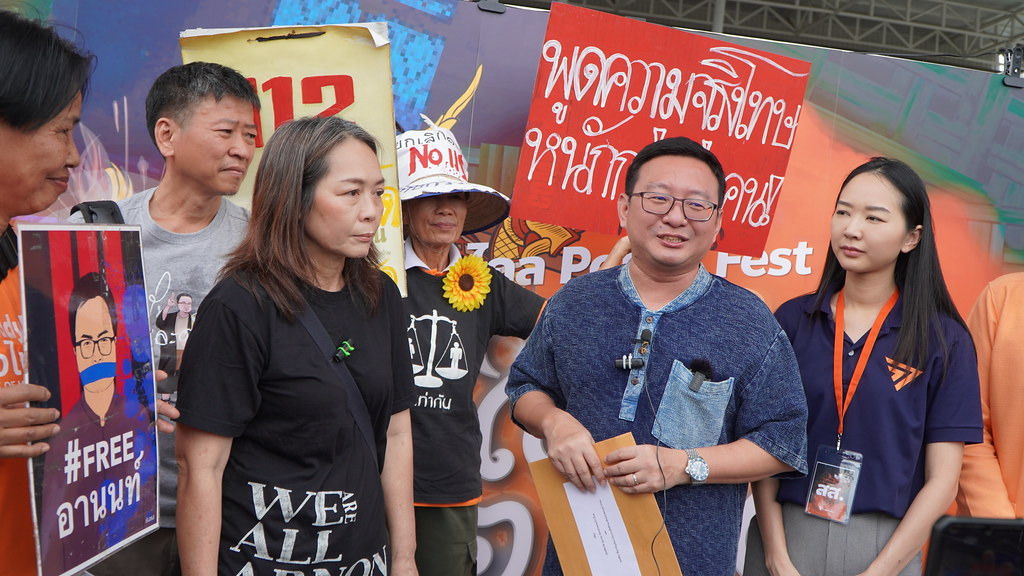 ‘ยืนหยุดทรราช’ ยื่นหนังสือถึงพรรคก้าวไกล หวังเป็นปากเสียงให้นักโทษการเมืองโดยเฉพาะ คดี 112 - Lanner