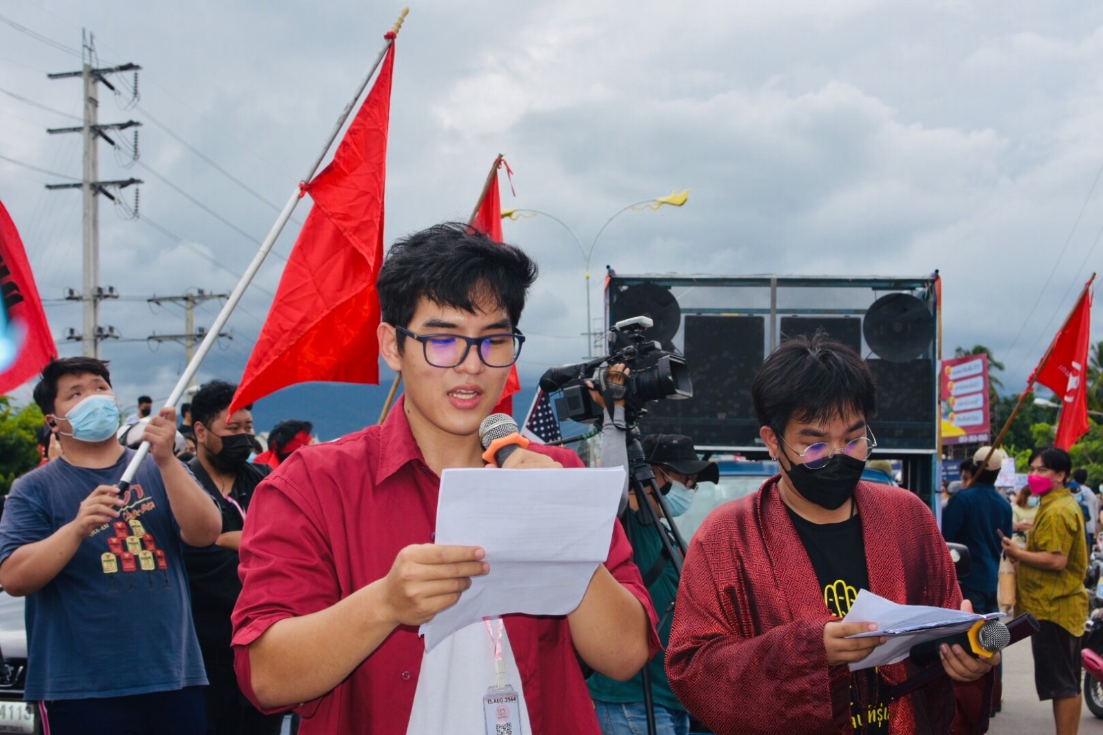 ออกหมายจับ-นัดวันพิพากษาใหม่ คดี ม.112-พ.ร.ก.ฉุกเฉิน ‘ฮ่องเต้ ธนาธร’ หลังจำเลยไม่มาศาล - Lanner