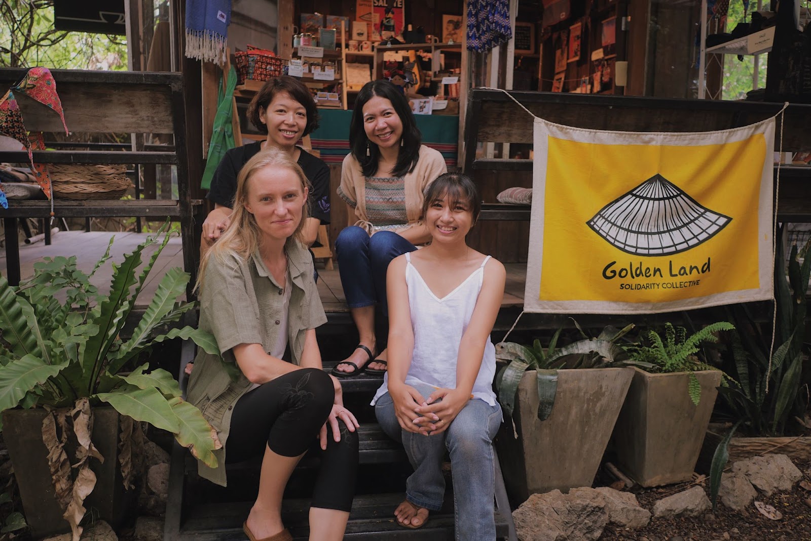 Lanner Joy : พื้นที่แห่งภราดรภาพ (Solidarity) ที่อยู่เหนือเชื้อชาติ ผ่านศิลปะและงานคราฟท์ ณ ร้าน ...