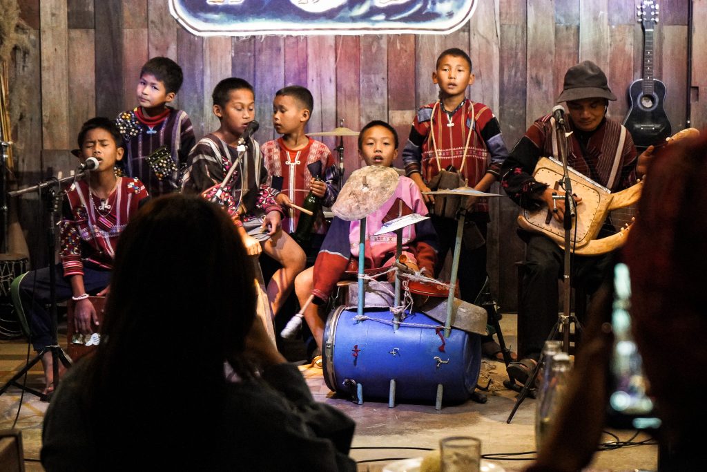 Lanner Joy: ‘ขยะลอแอะ’ วงดนตรีเยาวชนปกาเกอะญอที่อยากส่งต่อวิถีรักผืนป่าผ่านขวด ถัง หม้อ กะละมัง ...