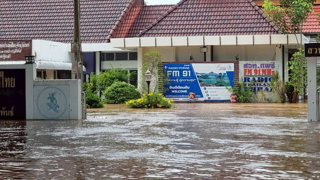 ประมวลนํ้าท่วมแพร่ 24 - 25 ก.ค. ตัวเมืองกระทบหนัก ตั้งศูนย์ฯ ทุ่งโฮ้งแทนที่ว่าการอำเภอเมือง - Lanner